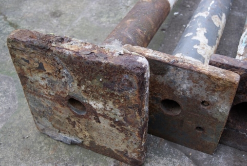 Pair of heavy duty cast columns